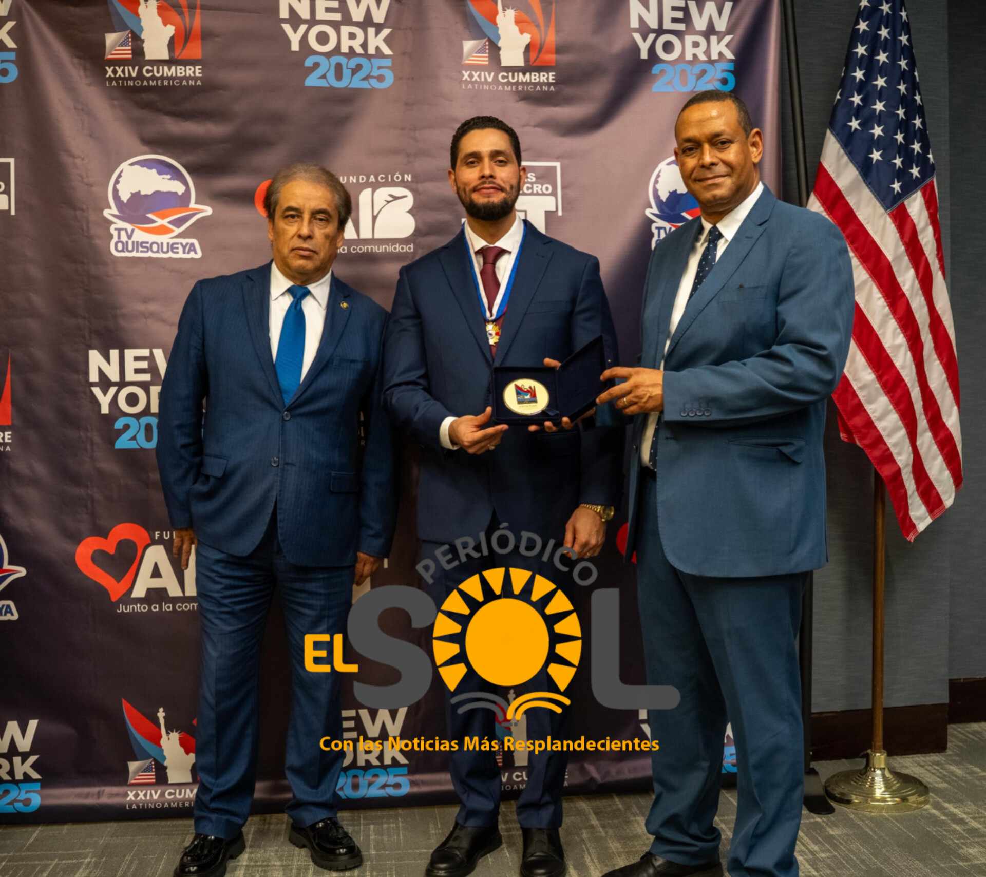 Alexander “El Hijo del Pueblo” Rodríguez recibe el Premio Lider ...