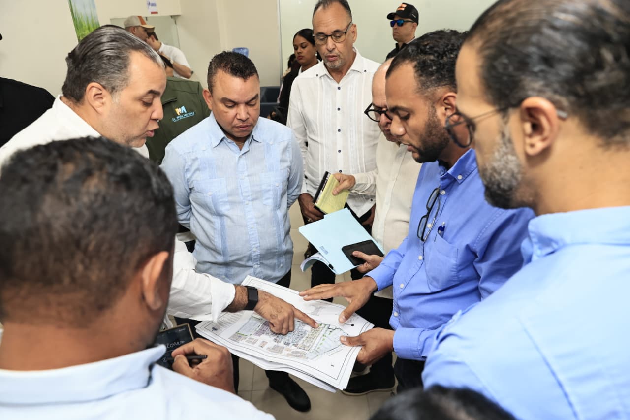 Dr. Julio Landrón supervisa hospital Ángel María Gatón y anuncia ...