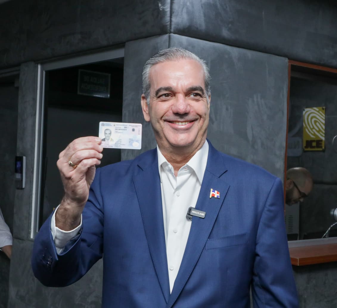 JCE entrega primera cédula de identidad y electoral en el nuevo formato ...