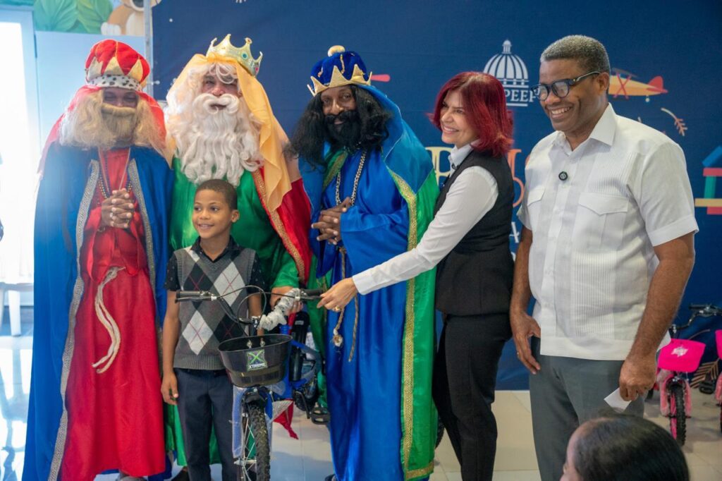 Propeep lleva alegría y diversión a los niños con la entrega de regalos ...