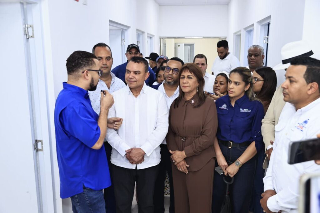 Dr. Landrón supervisa hospitales de Maimón, Cevicos y Cotuí para ...